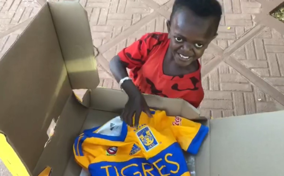 Influencer Mamberroi recibe jersey de Tigres y besa el escudo- Grupo ...