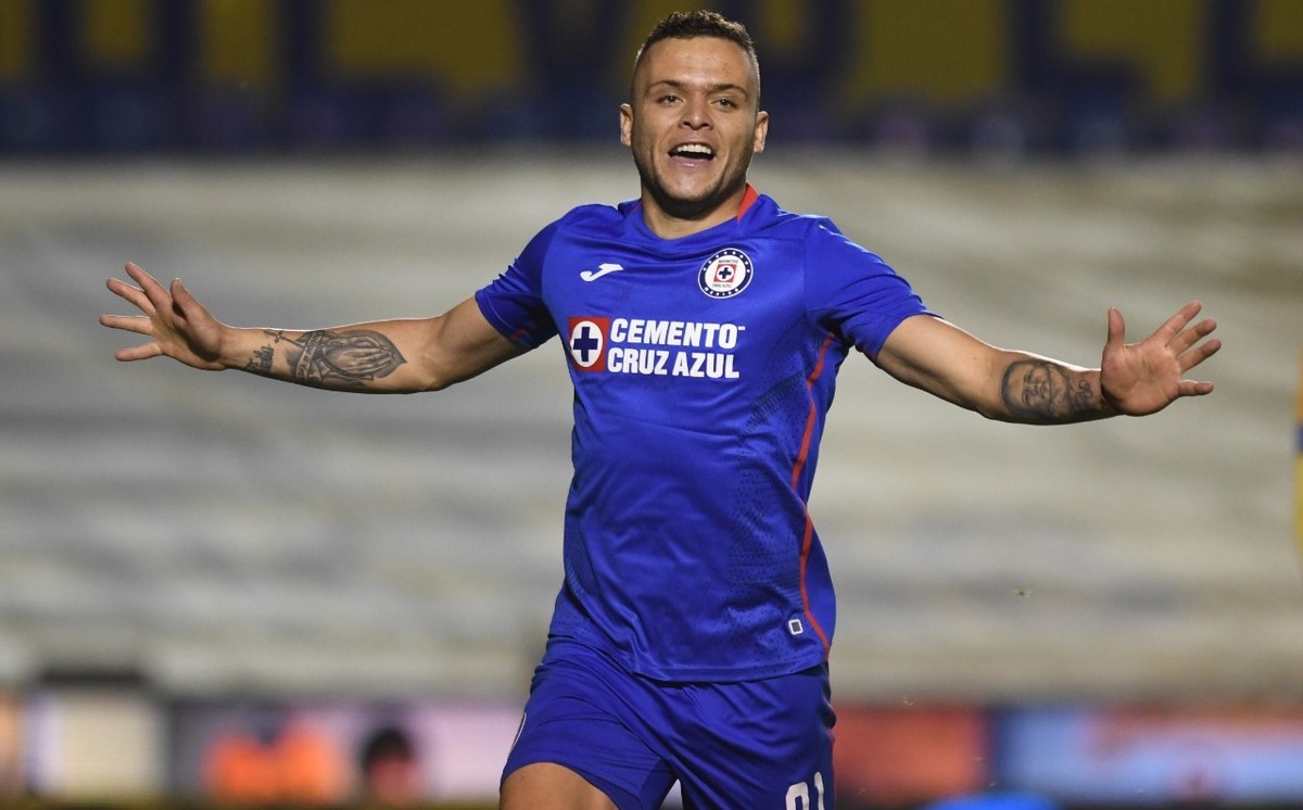 Jonathan Rodríguez regala camiseta que usó vs Pumas a niño de dos años ...