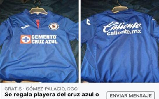 Cruz Azul. Aficionado regala su playera tras eliminación ante Pumas ...