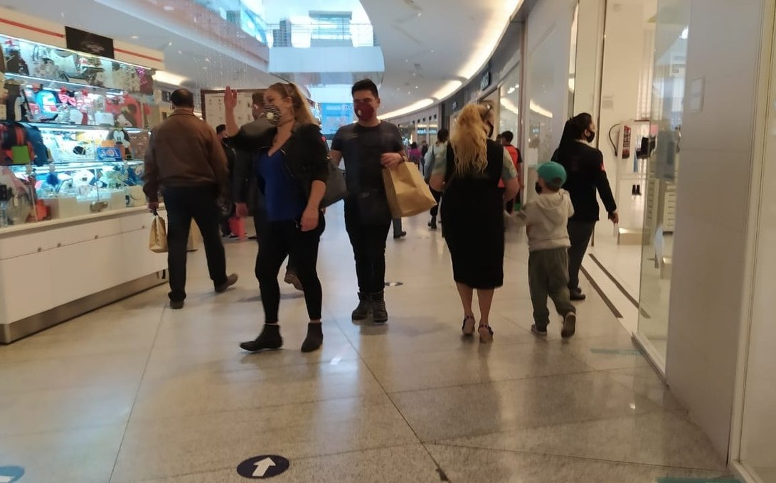 Parque Delta. Pese a covid, centro comercial abarrotado para compras ...