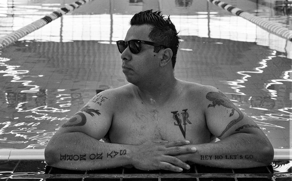 Carlos Velázquez y su pasión por la música en un libro de crónicas ...