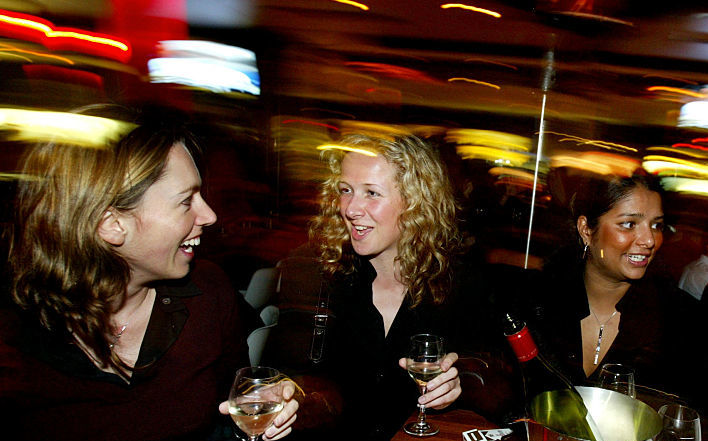 La razón por la que California prohibió las "Ladies' Night"s; por qué ...