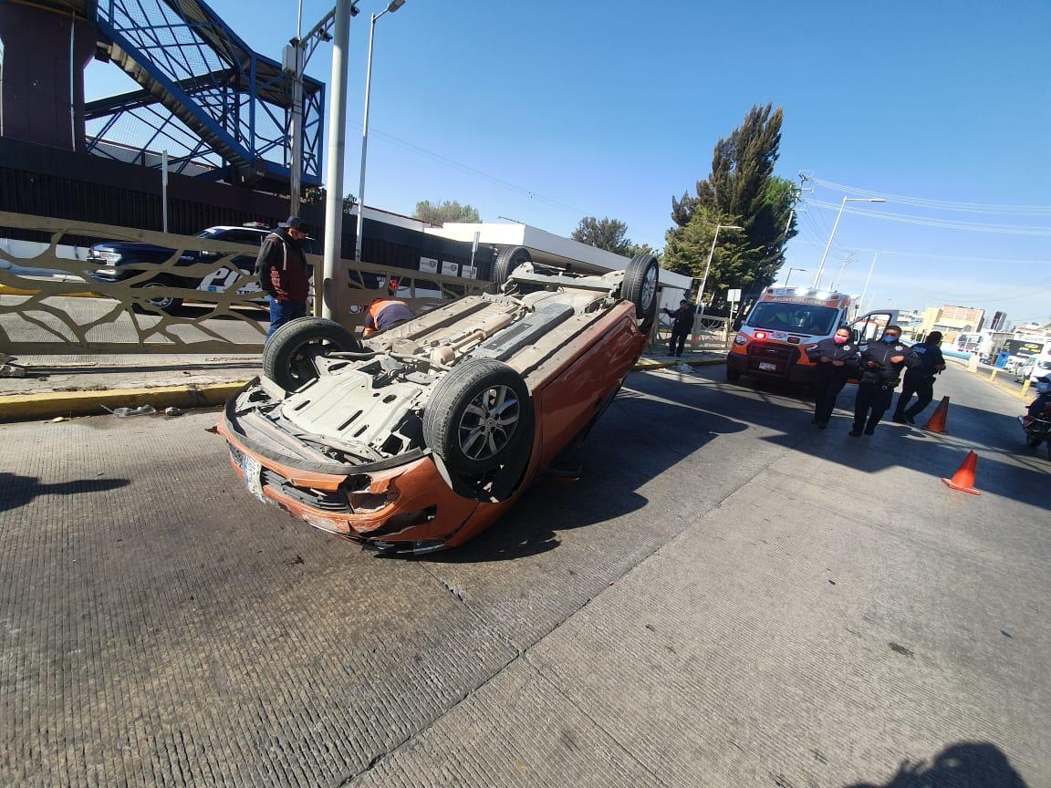 Dos lesionadas; saldo de vehículo volcado en la Santa Cruz Los Ángeles ...