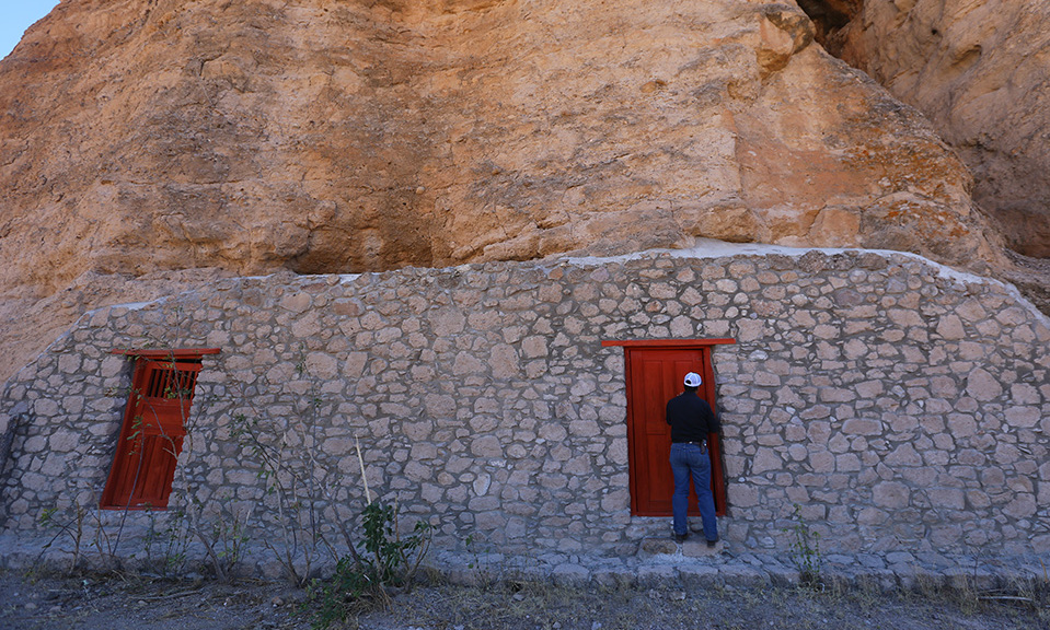 Capilla de César Duarte en El Saucito tenía sillón del Papa | Fotos ...