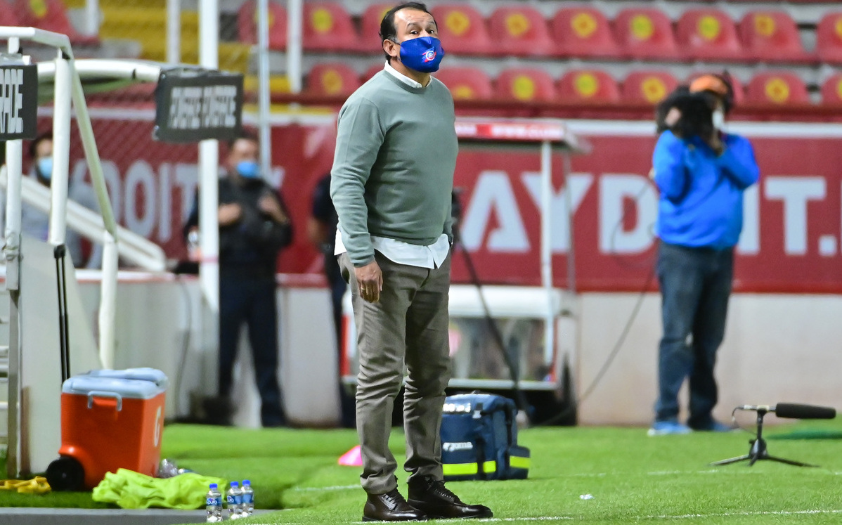 Reynoso, feliz por la mejora y la victoria de Cruz Azul en el Victoria ...
