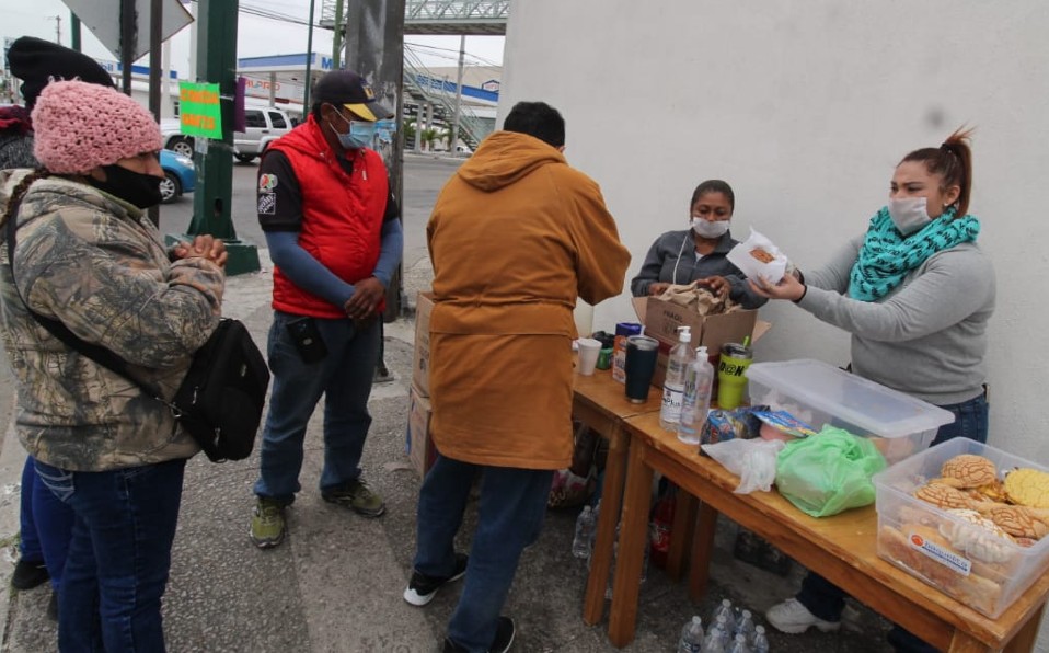 Jóvenes regalan comida a familias fuera de hospital en Tampico- Grupo ...