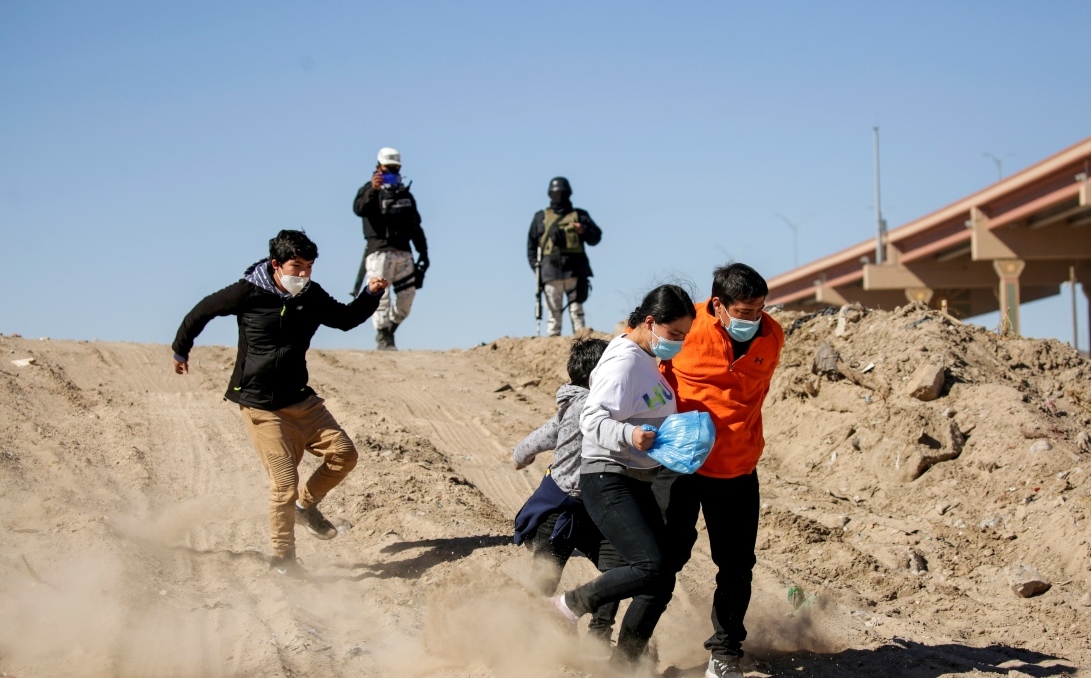 Por Facebook, polleros ofrecen servicios para cruzar a migrantes a EU ...