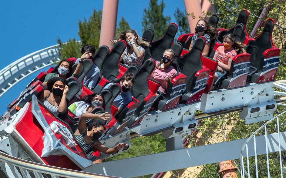 Parques temáticos en California abren para visitantes de otros estados ...