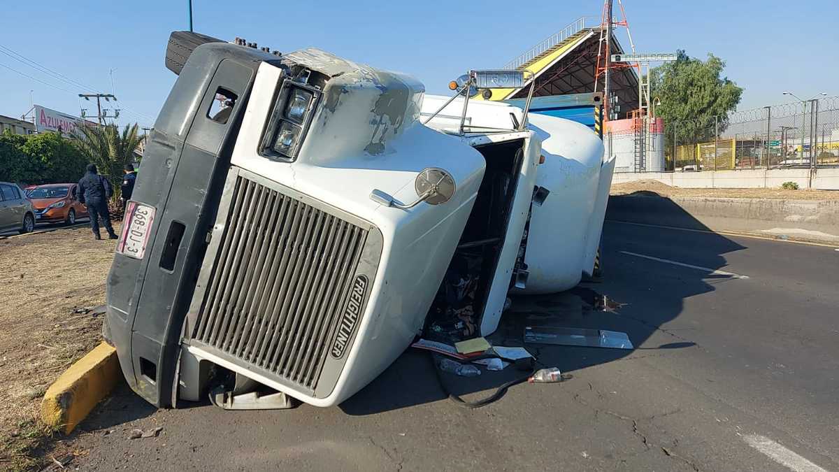 En Avenida Central, tráiler vuelca a la altura del Metro Impulsora ...