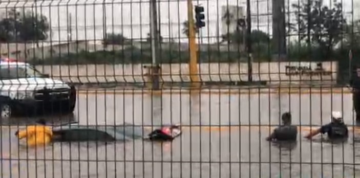 Inundación en Reynosa. Joven queda varada en su unidad; sale ilesa ...