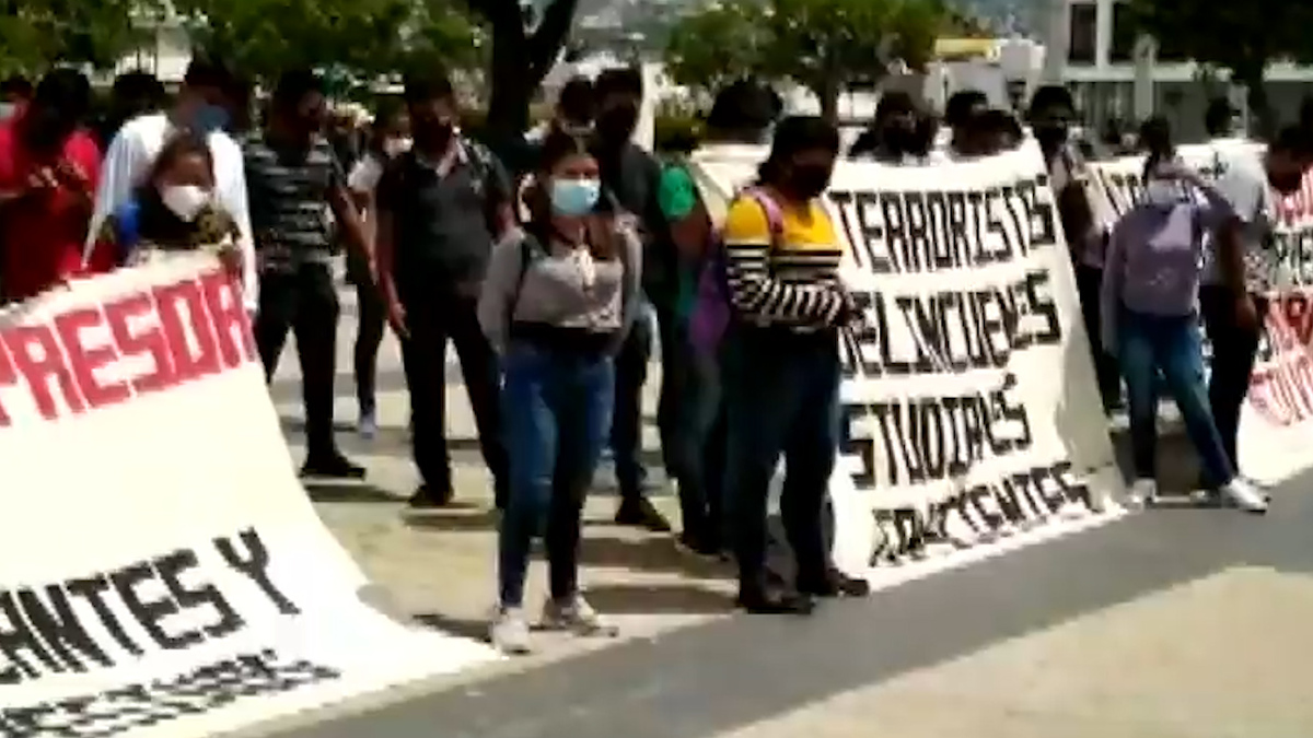 En Chiapas, normalistas piden dialgo con AMLO - Grupo Milenio