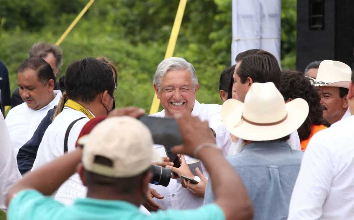 AMLO arma mitin en Veracruz rodeado de seguidores- Grupo Milenio