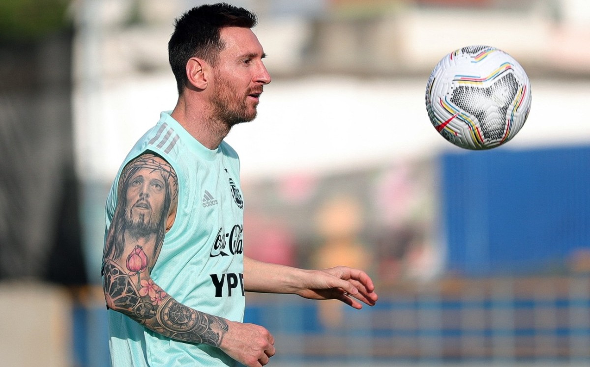 Messi cumple sueño de un aficionado y firma su tatuaje en la espalda ...