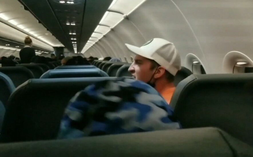 En EU, atan con cinta a violento pasajero en pleno vuelo | VIDEO- Grupo ...