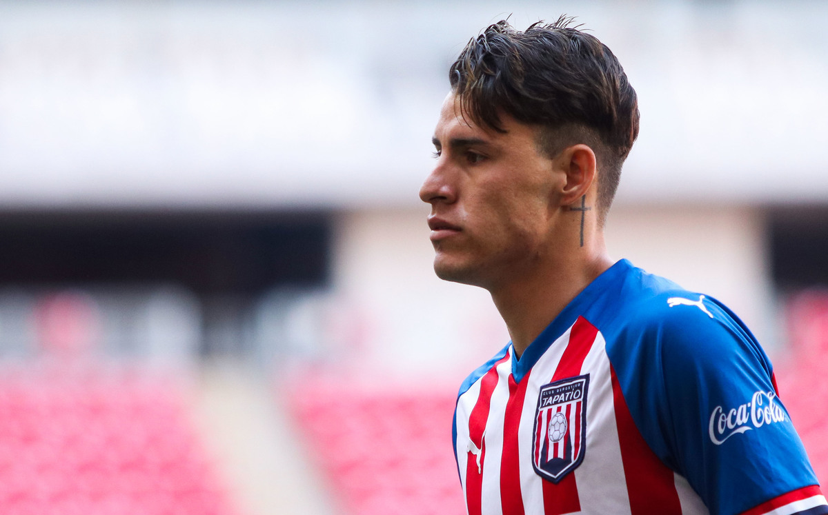 Chicote Calderón pelea con aficionados tras el Chivas vs León- Grupo ...