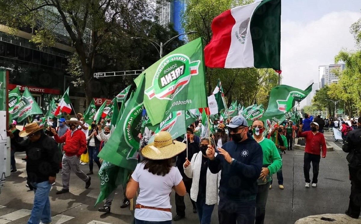 FRENAAA y simpatizantes de AMLO se enfrentan en Zócalo de CdMx- Grupo ...