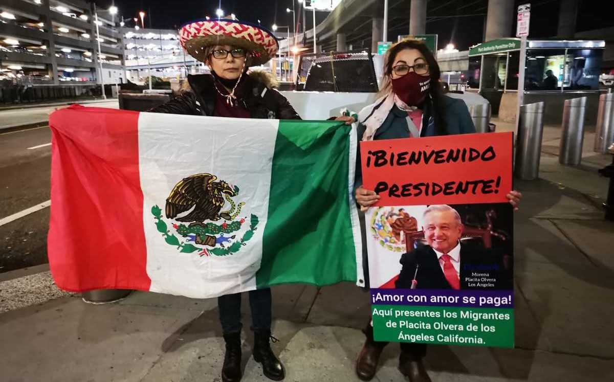 Mexicanos esperan a AMLO en EU con banderas, pancartas y sombreros ...