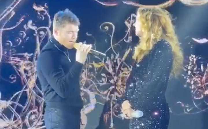 Canelo Álvarez le canta y regala una flor a Lucero en concierto: VIDEO ...