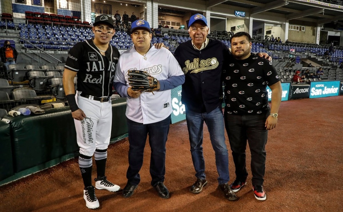 Charros de Jalisco. El título, “ni en guión de película”: González ...