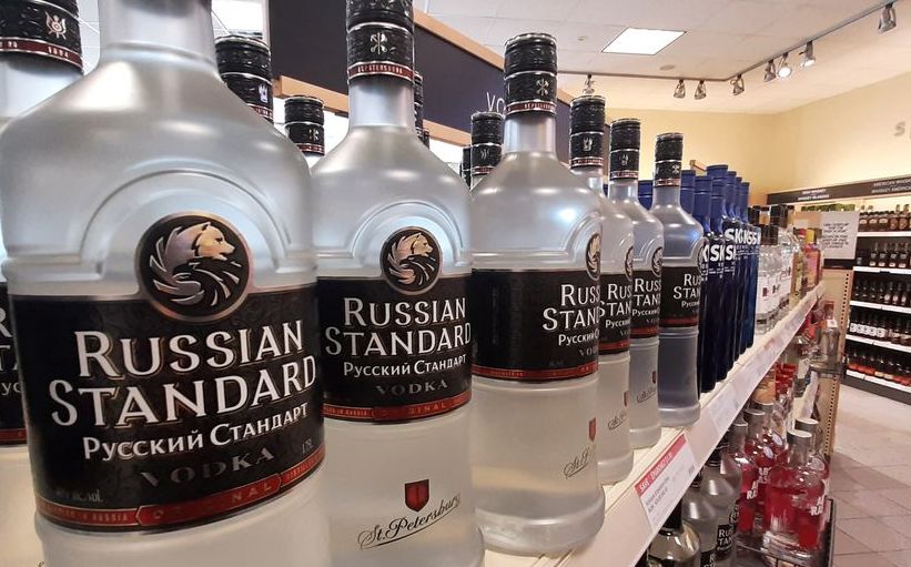 Tiran el vodka ruso y rebautizan cócteles en apoyo a Ucrania en EU ...