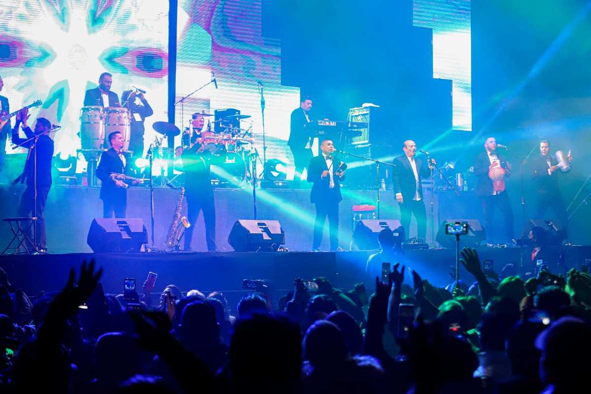 Tropicalísimo Apache pone a bailar a La Laguna con su cumbia- Grupo Milenio