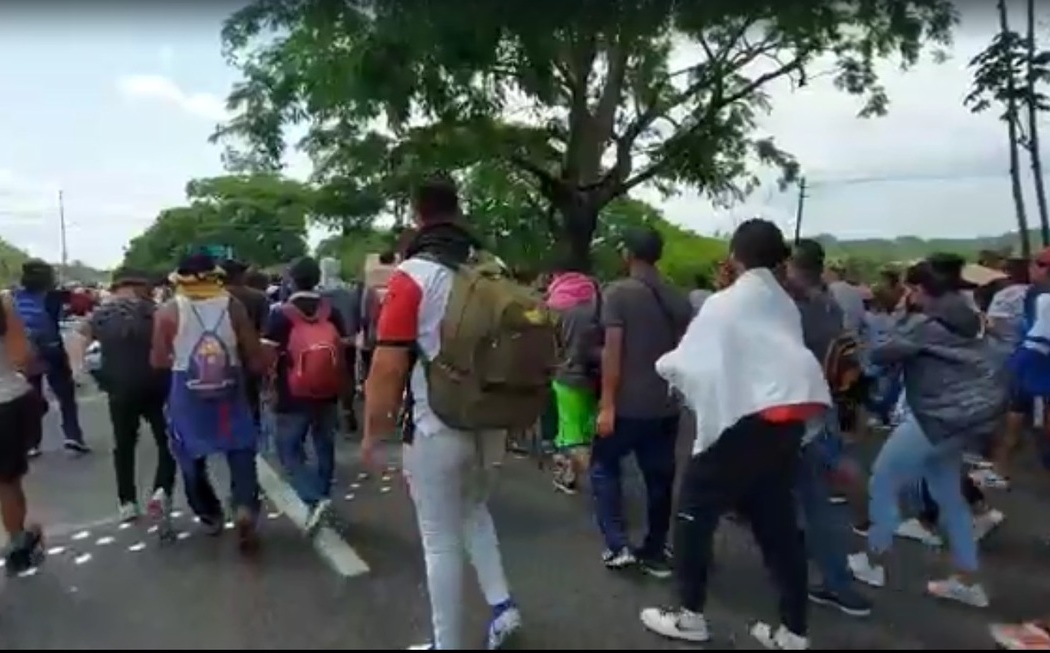 En Chiapas, caravana migrante se entrega tras acuerdo con el INM ...
