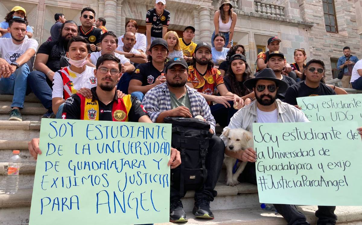 Contingente UdeG se une a manifestación de estudiantes en Guanajuato ...