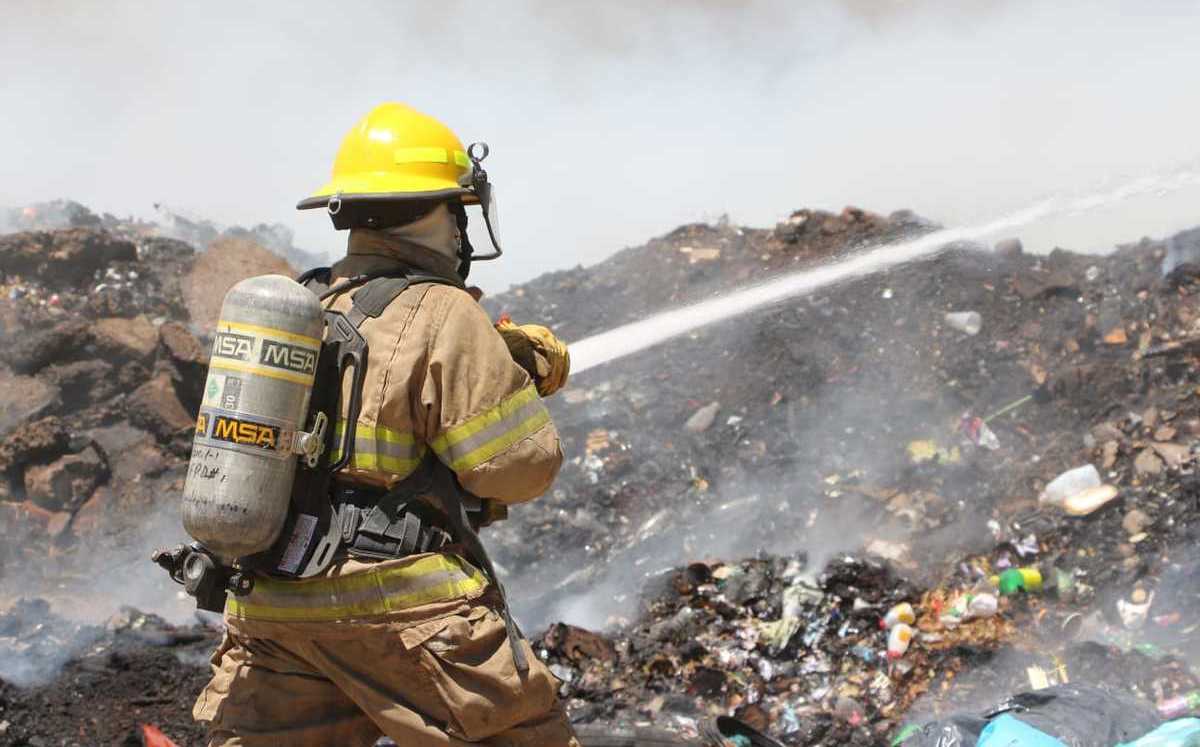 Tlajomulco. Incendio en predio se mantiene exhalando humo y fuego ...