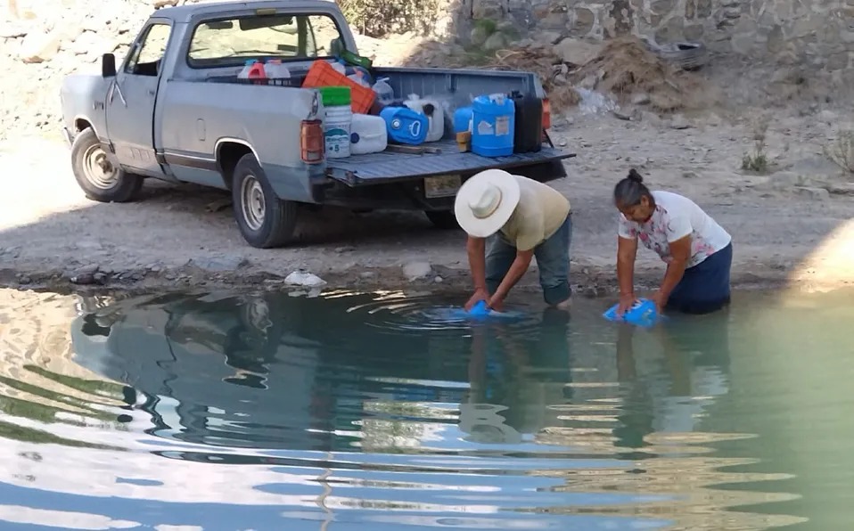 Adultos mayores juntan agua del río para su casa en Nuevo León- Grupo ...