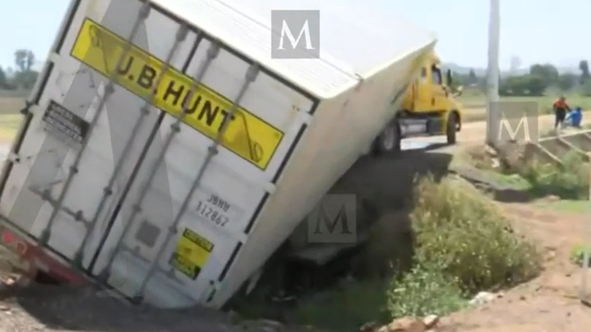 Tráiler a punto de volcar en la autopista México-Pachuca - Grupo Milenio