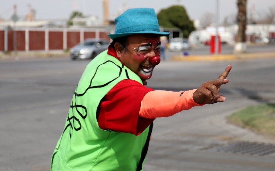 Laguna. Payaso Chepo busca preservar el trompo en cruceros- Grupo Milenio