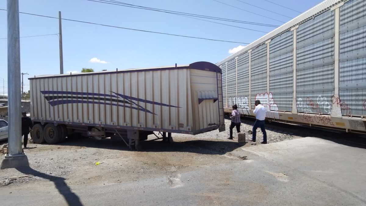 Gómez Palacio. Tráiler es chocado por tren al intentar ganarle el paso ...