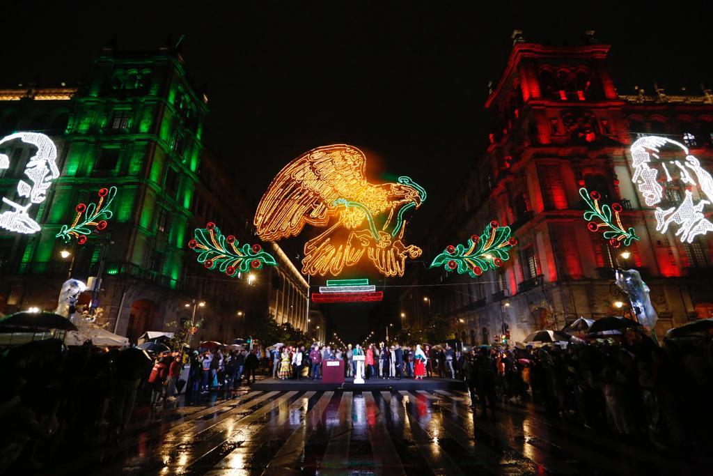 Encienden luces de fiestas patrias en el Zócalo de la CdMx- Grupo Milenio