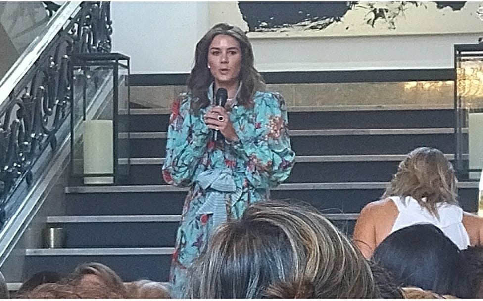 “No amar duele”, Alejandra Llamas al hacer comunidad con 70 mujeres ...