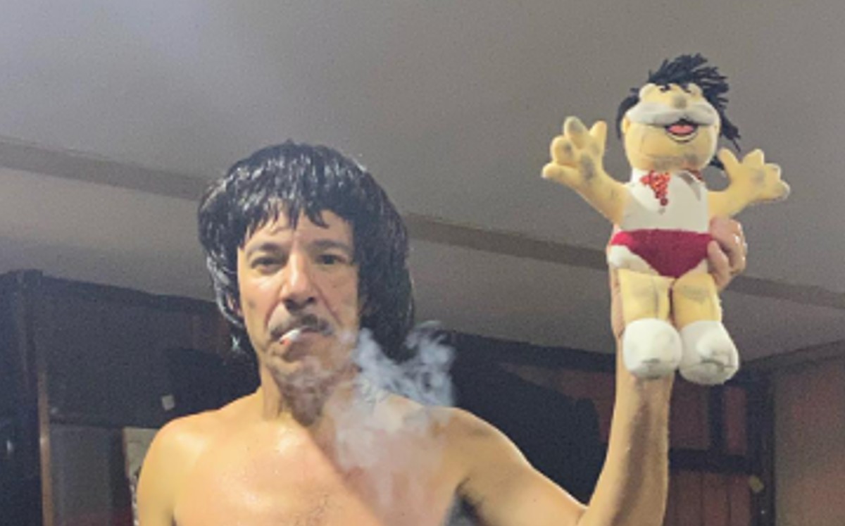 Silverio presume peluche del Dr. Simi personalizado- Grupo Milenio