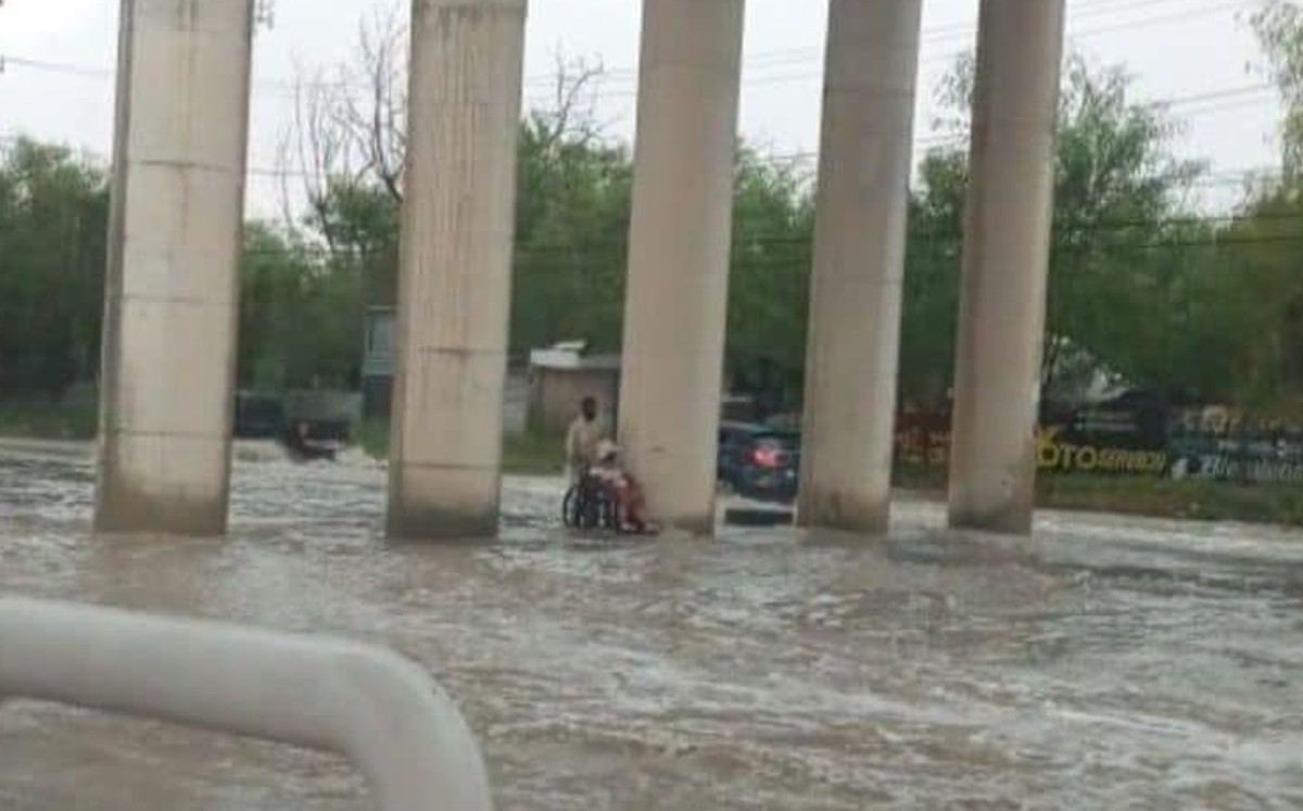 Abuelitos quedan atrapados en calle inundada en Reynosa- Grupo Milenio