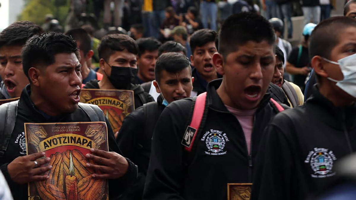 Realizan pase de lista en antimonumento por caso Ayotzinapa en Reforma ...
