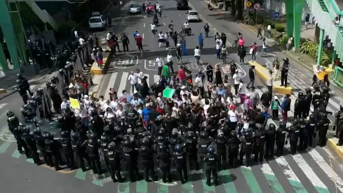 Policías intentan dispersar a manifestantes en alcaldía Cuauhtémoc ...