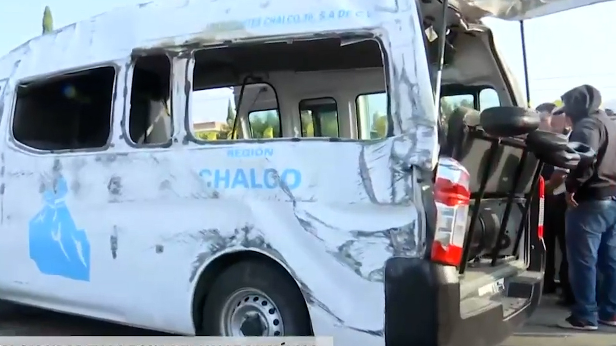 Explota llanta de una combi provocando su volcadura- Grupo Milenio