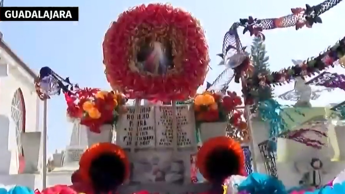 Personas visitan panteones en Guadalajara por Día de Muertos- Grupo Milenio