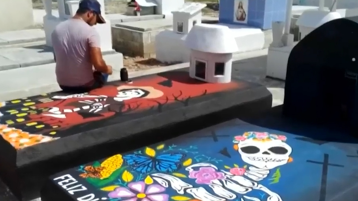 Pintor decora tumbas en Yucatán por Día de Muertos- Grupo Milenio