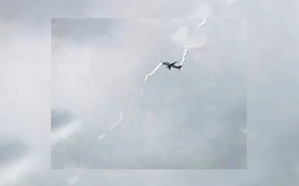 Rayo golpea uno de los aviones más grandes del mundo en pleno vuelo ...