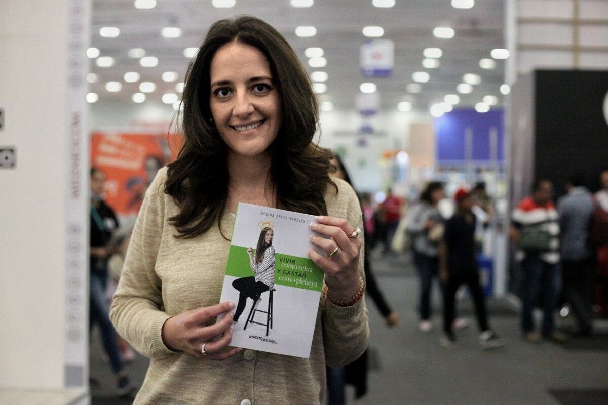 Regina Reyes Heroles presenta Vivir como reina y gastar como plebeya ...