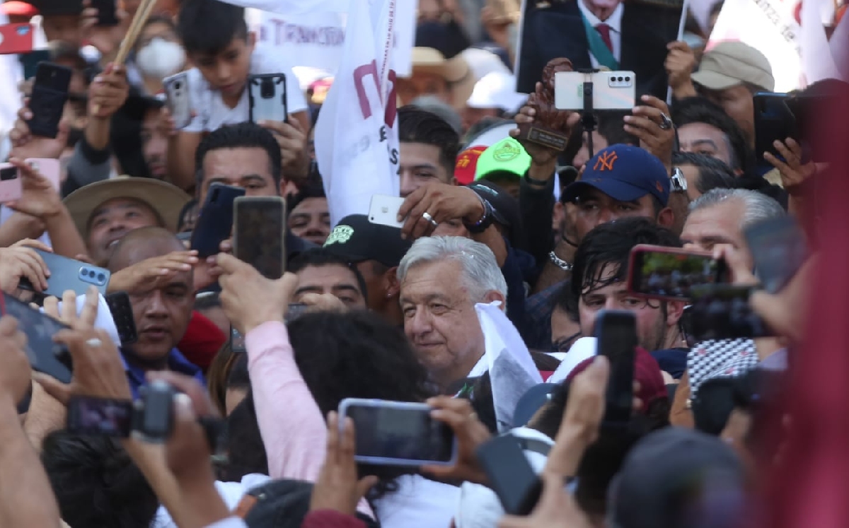AMLO marcha 5 horas entre selfies, empujones y regalos- Grupo Milenio