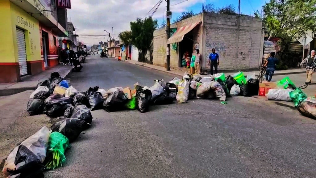 Vecinos de Tehuacán Puebla bloquean calles con basura como protesta ...