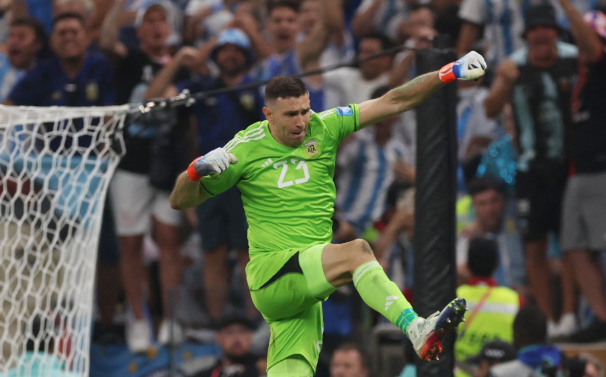 Dibu Martínez hace obscena seña al recibir el Guante de Oro | VIDEO- Grupo Milenio