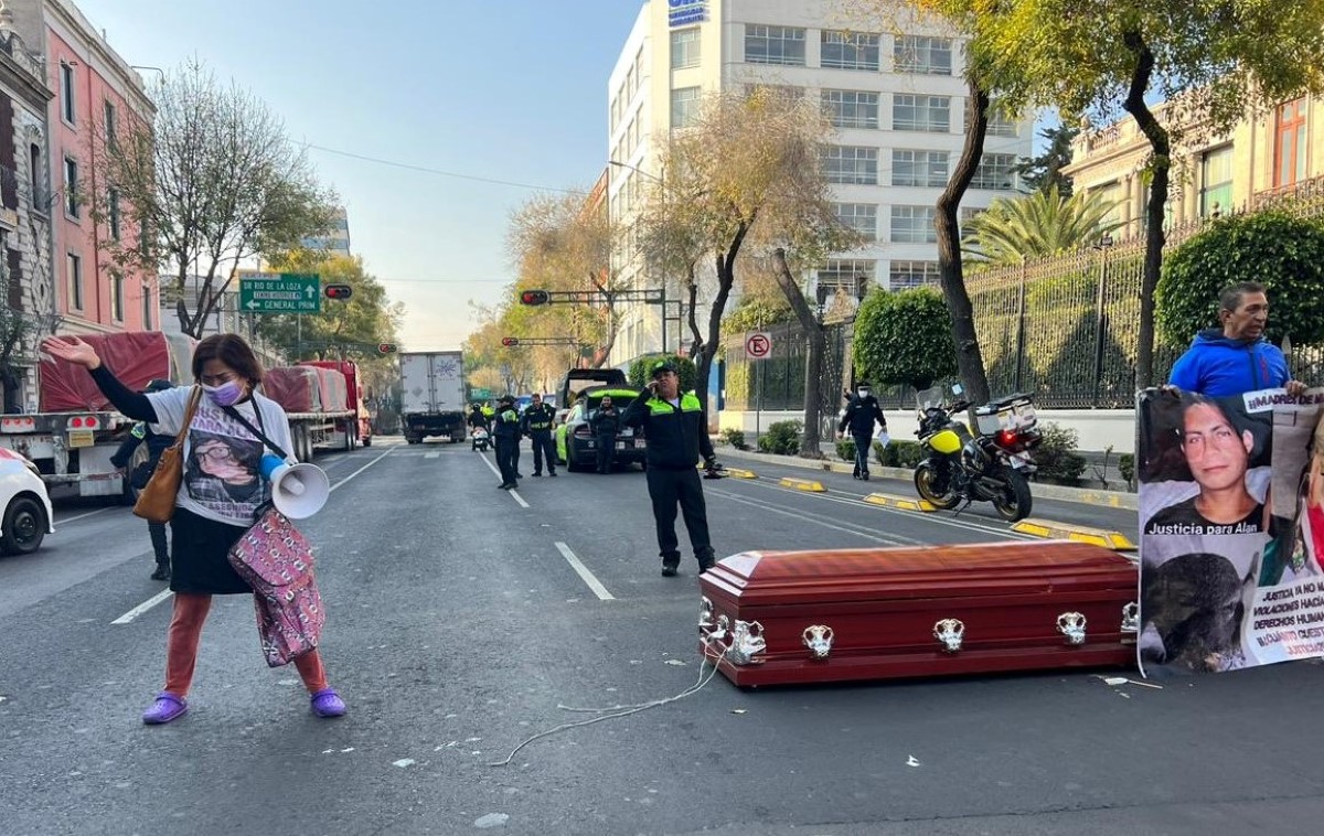 Mamá de joven asesinado en SLP bloquea avenida Bucareli en CdMx- Grupo ...
