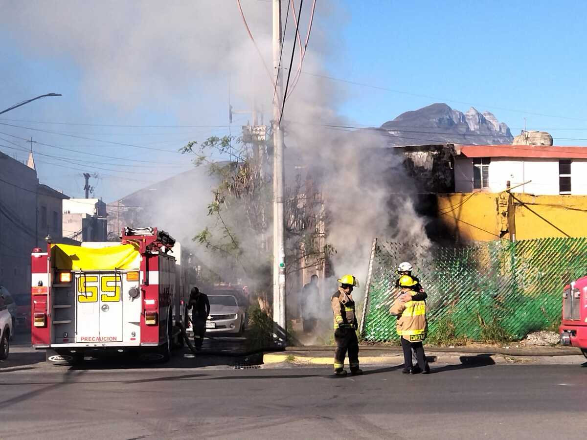 Reportan incendio en lote baldío en el Centro de Monterrey- Grupo Milenio