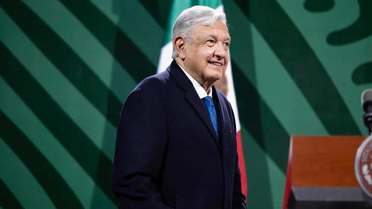 AMLO al rector de la UNAM: denuncien y déjense de politiquería - Grupo ...
