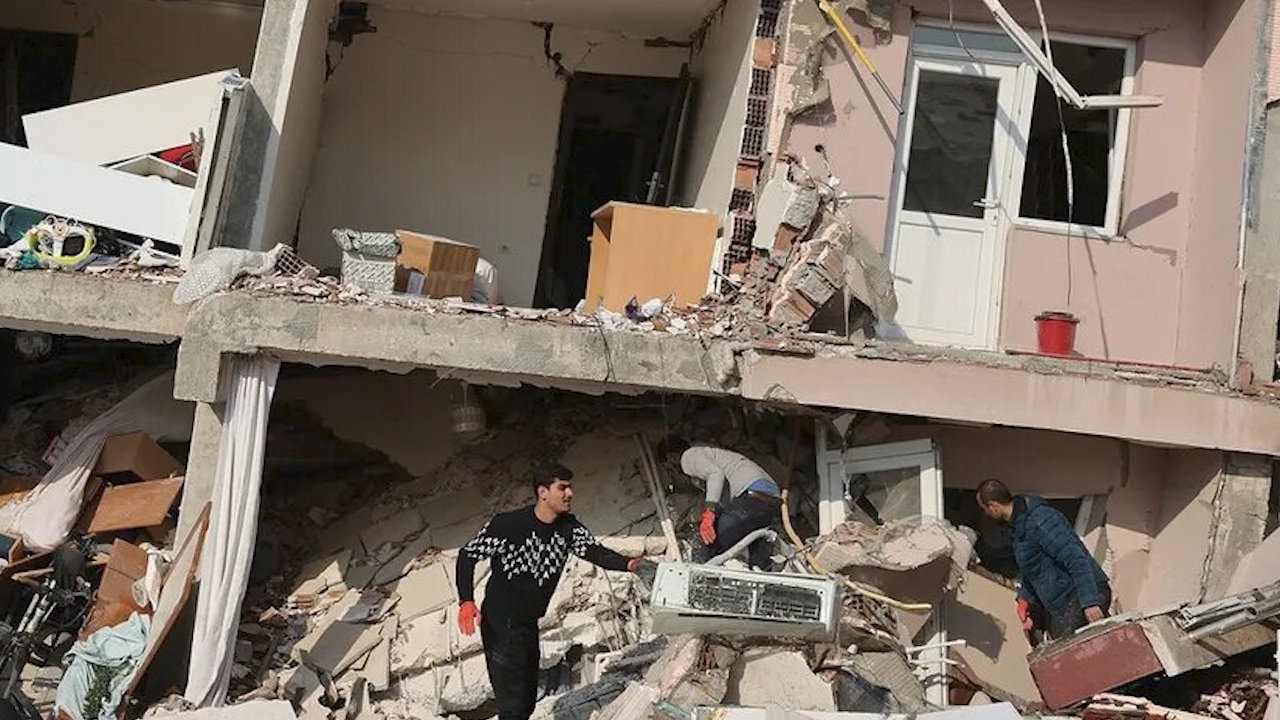 Turquía confirma al menos 3 mil 500 edificios caídos por terremoto ...